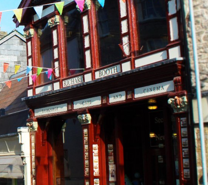 Indie Bookstores – Hay-On-Wye, Wales – Books By Your Bedside